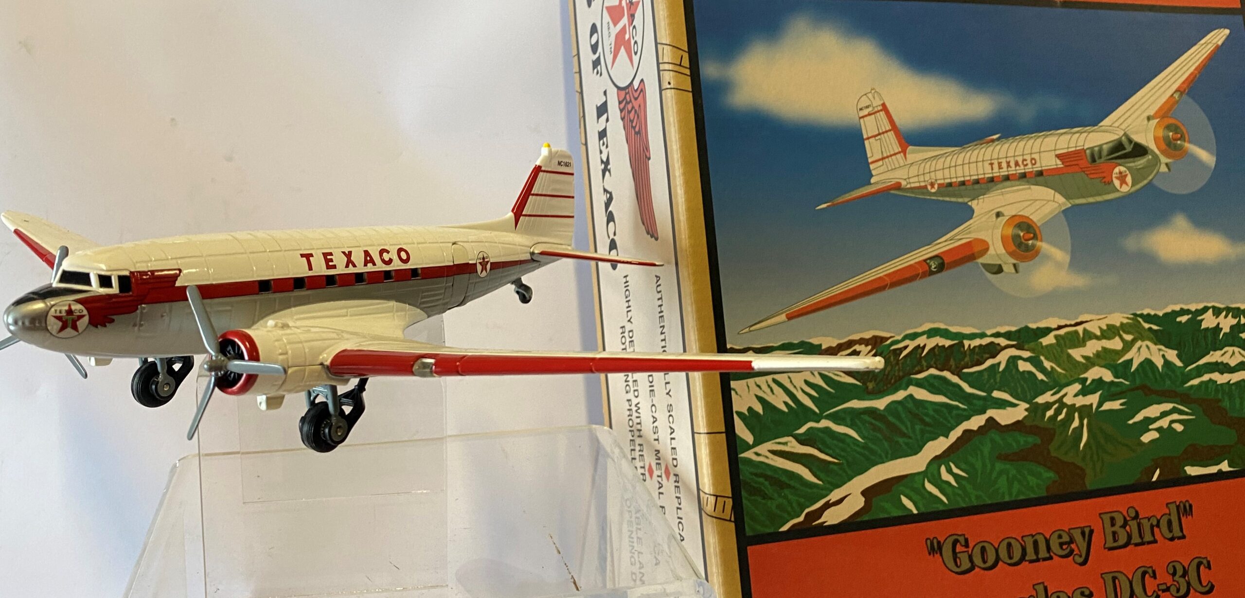 Ertl DC-3 (Gooney Bird) TEXACO #11 - Big Bill's Die Cast