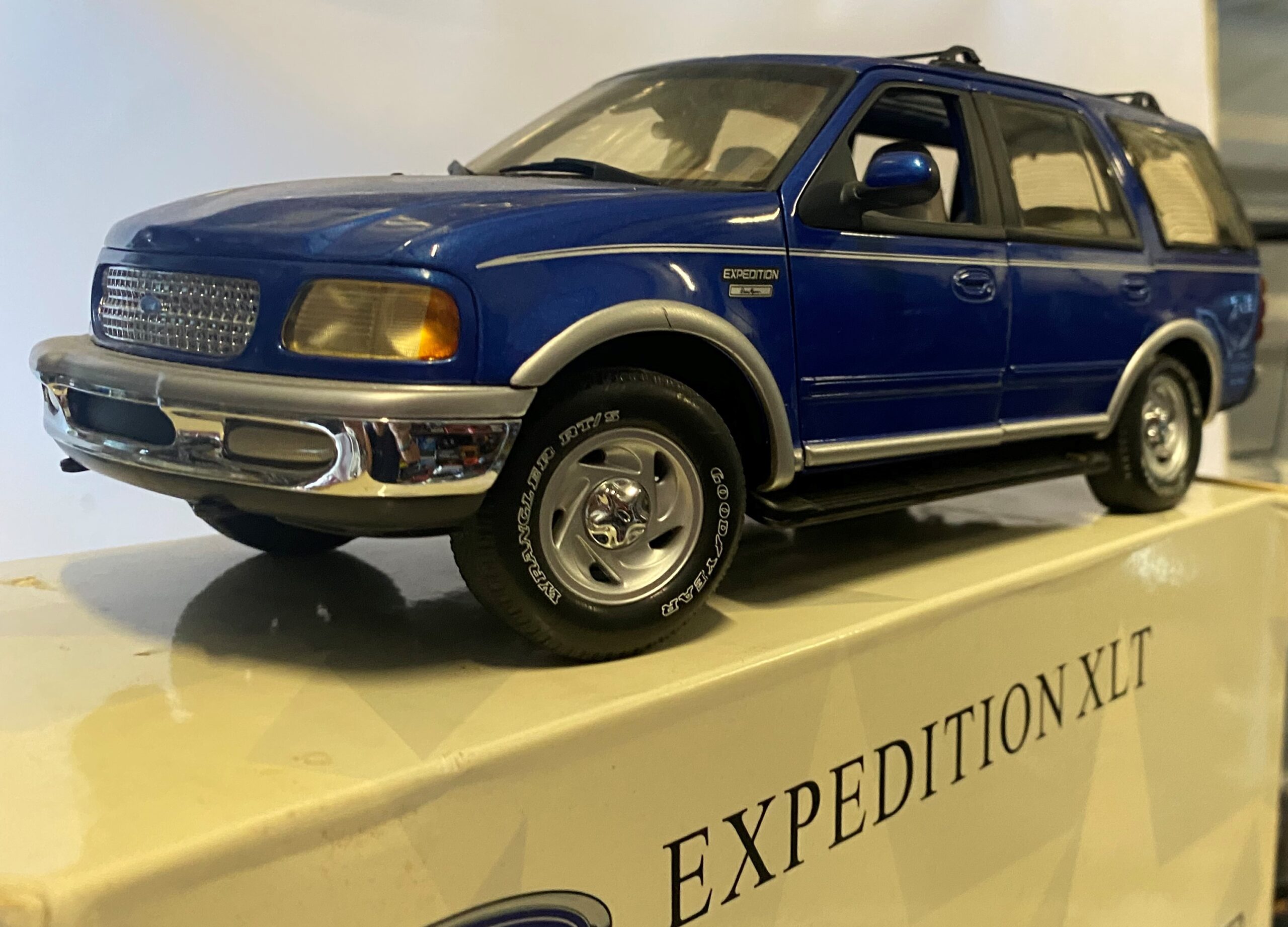 UT Ford Expedition XLT 1:18 - Big Bill's Die Cast