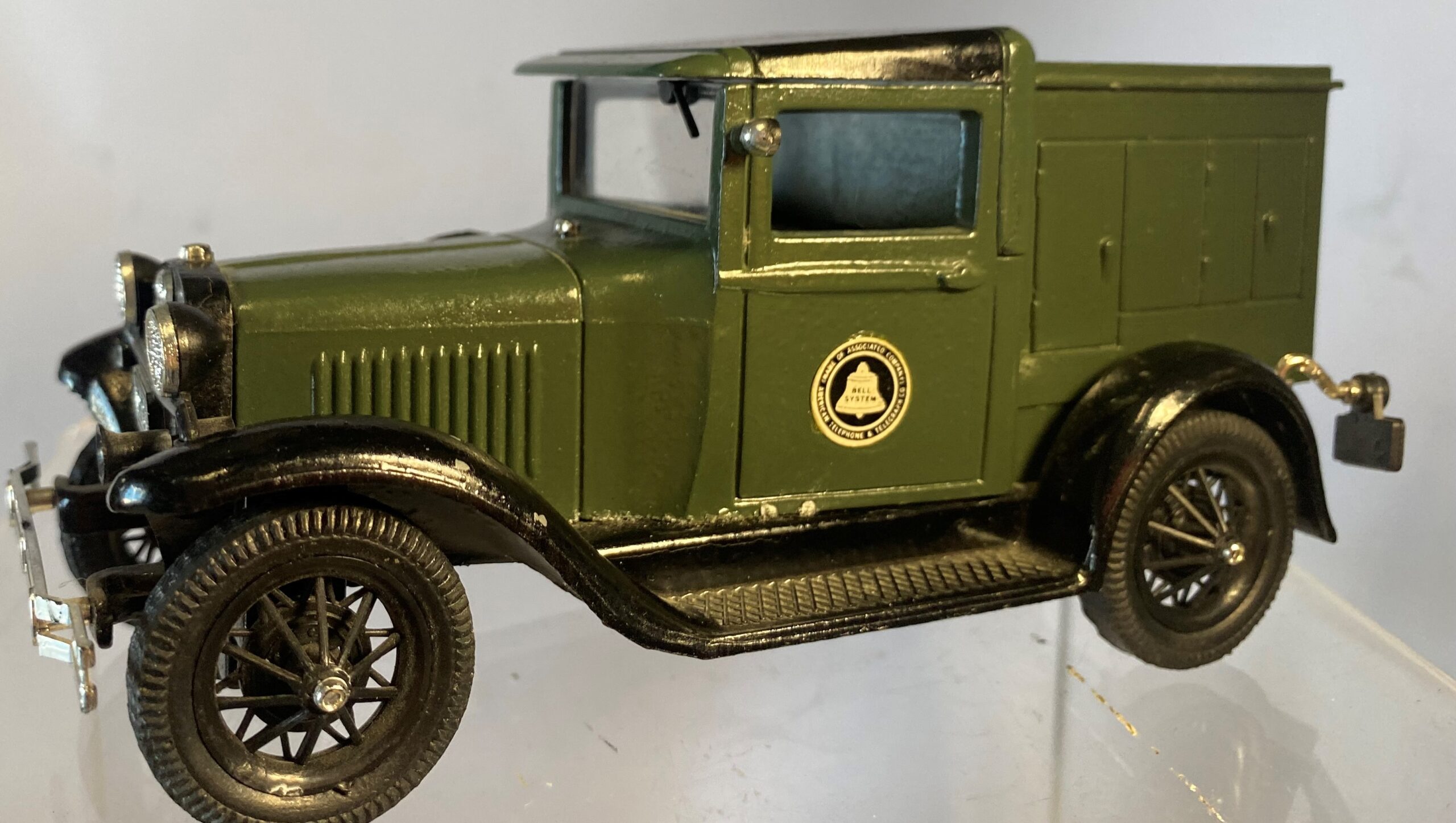 The YorkShire Co Made in '84 /USA '32 Ford Bell Service Truck 1:24 ...