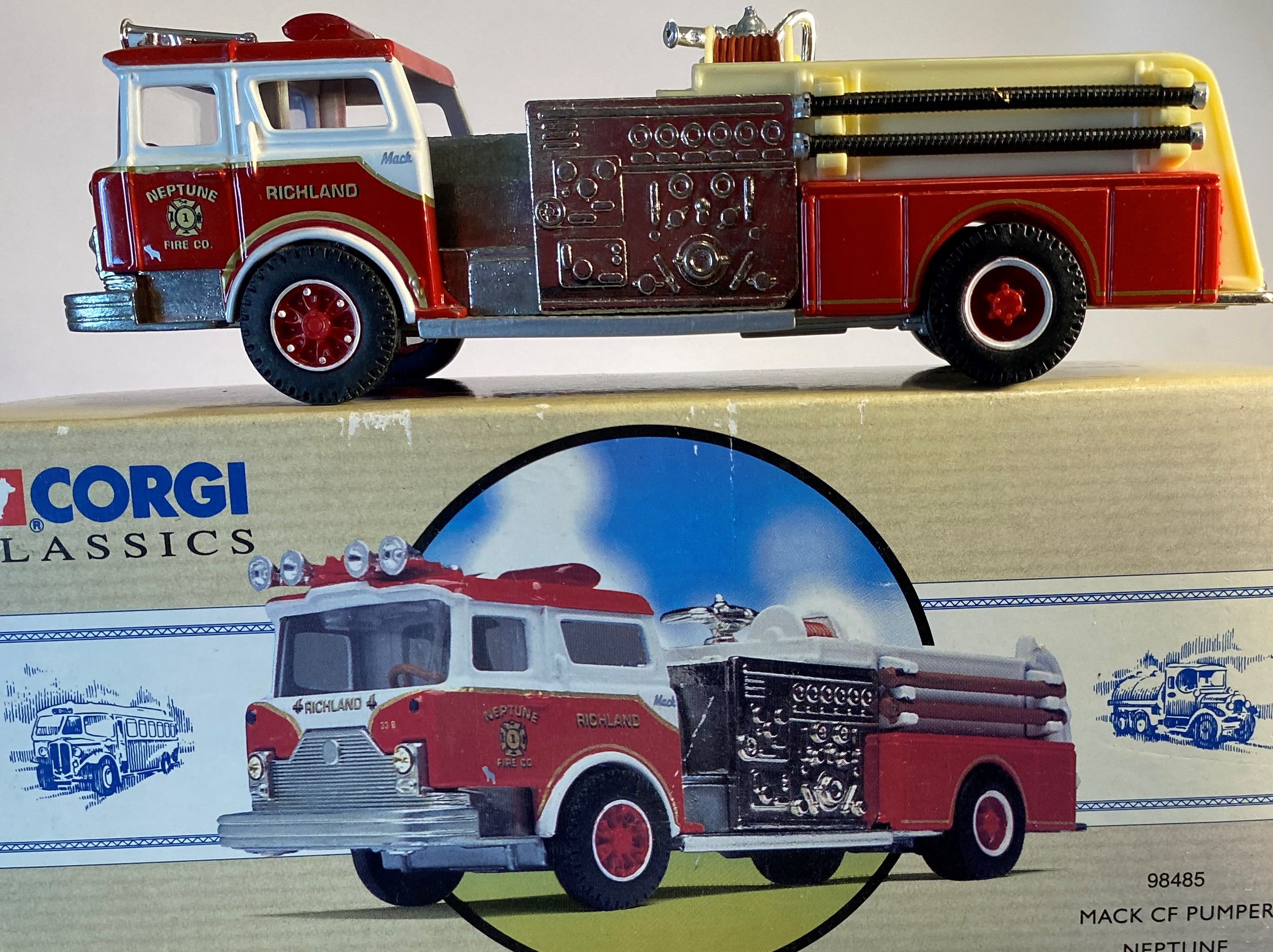 Corgi Mack CF Pumper "Neptune" 1:50 - Big Bill's Die Cast