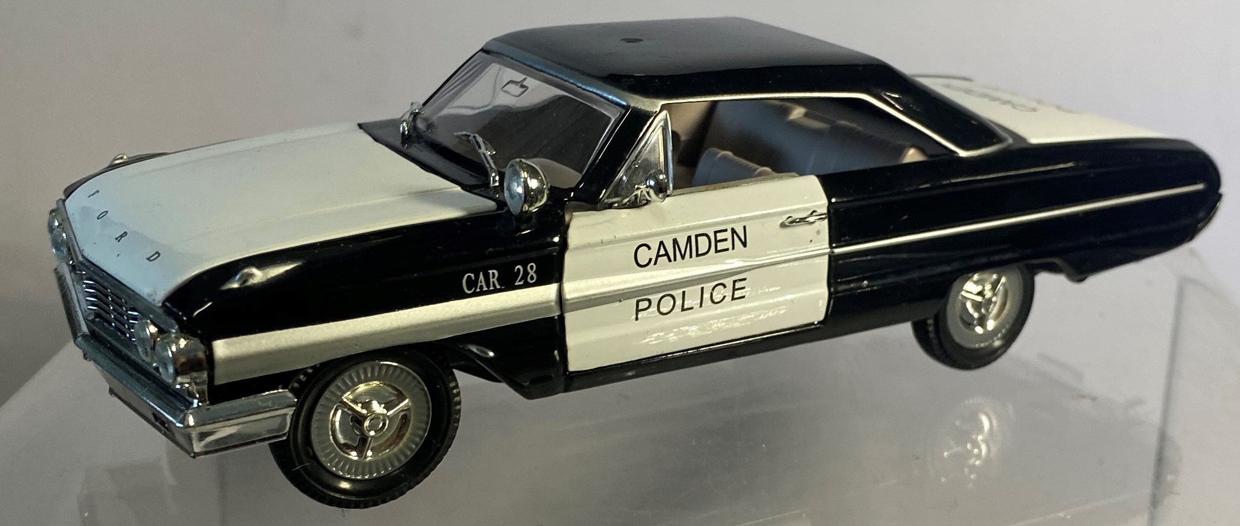 Signature '60 Ford Police (Camden) 1:32 - Big Bill's Die Cast