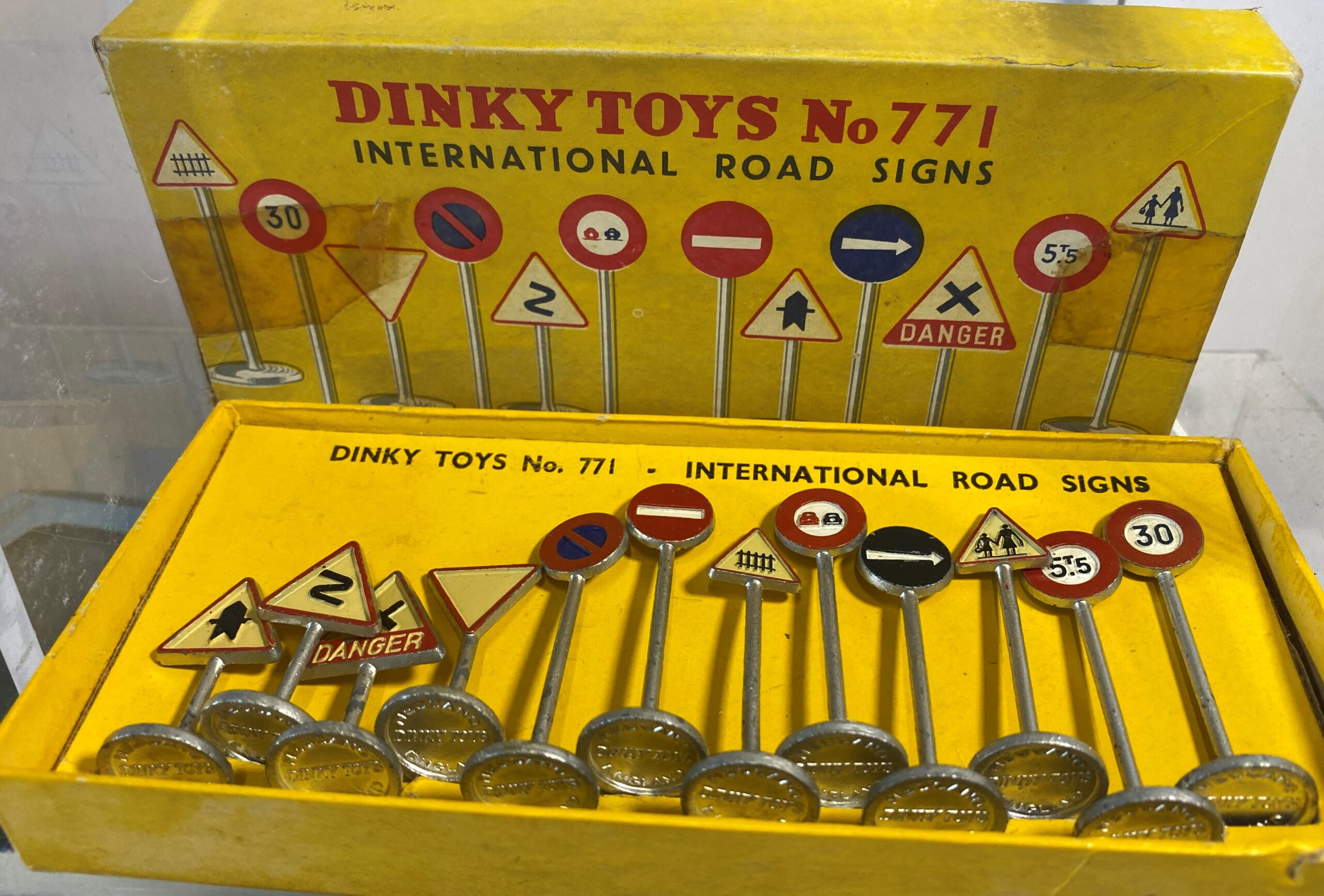 Dinky Set of 12 International Road Signs W/box ( Rare) Circa1953-63 MD ...